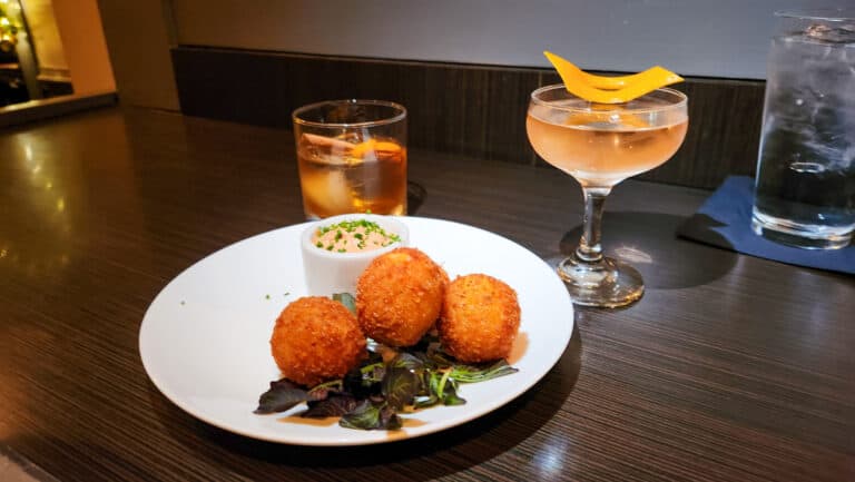 9 Best Cocktail Bars in Richmond, VA (With Map)